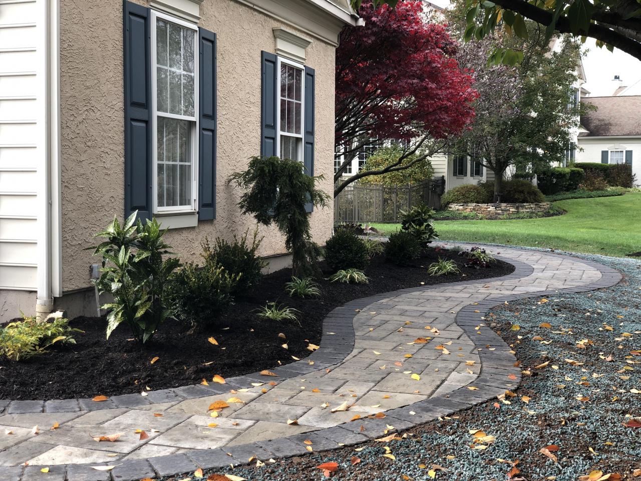 Front Yard Foundation Design Tips | Whitehouse Landscaping